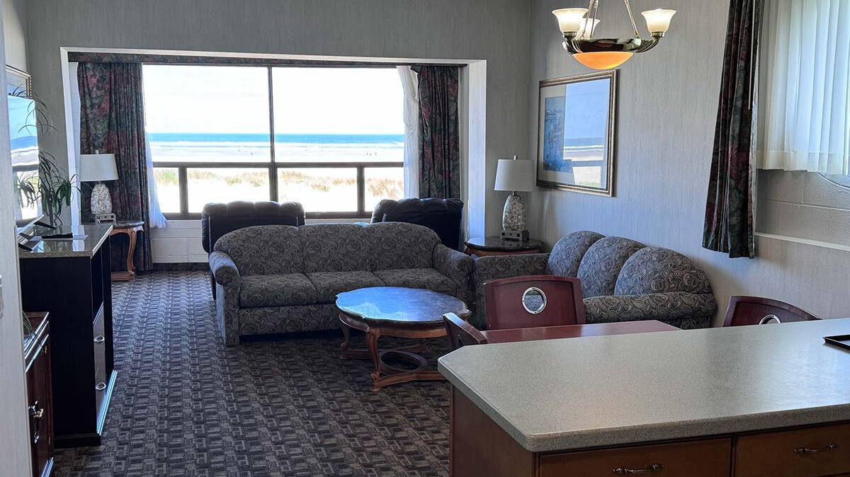 2 Rooms King Suite with Moderate Ocean View | Promenade Inn & Suites